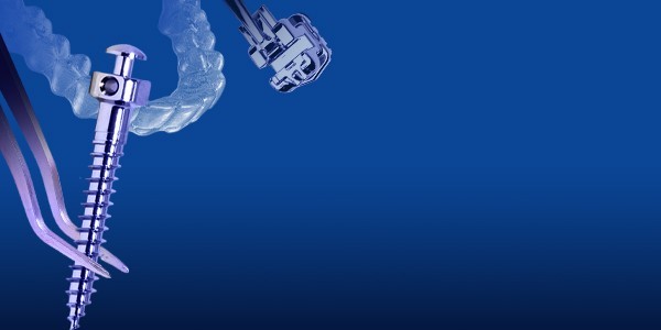 Combined use of miniscrews, power arms and clear aligners